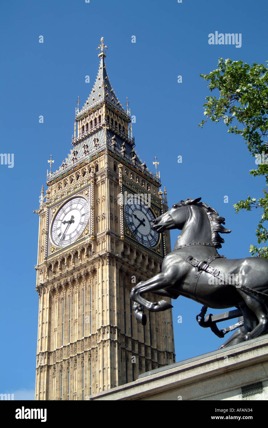 Parliament house statue queen victoria hi-res stock photography and ...
