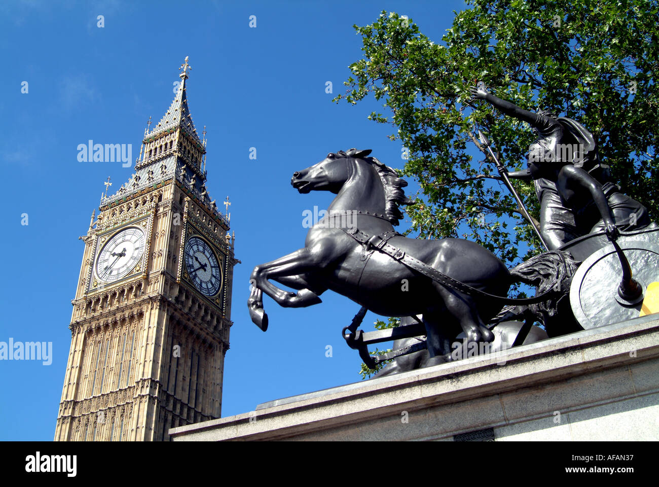 Parliament house statue queen victoria hi-res stock photography and ...