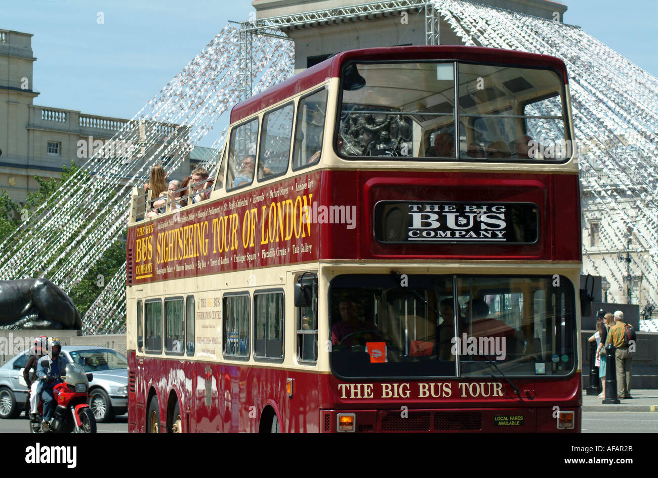 Tourist bus Trafalgar Square London Stock Photo - Alamy