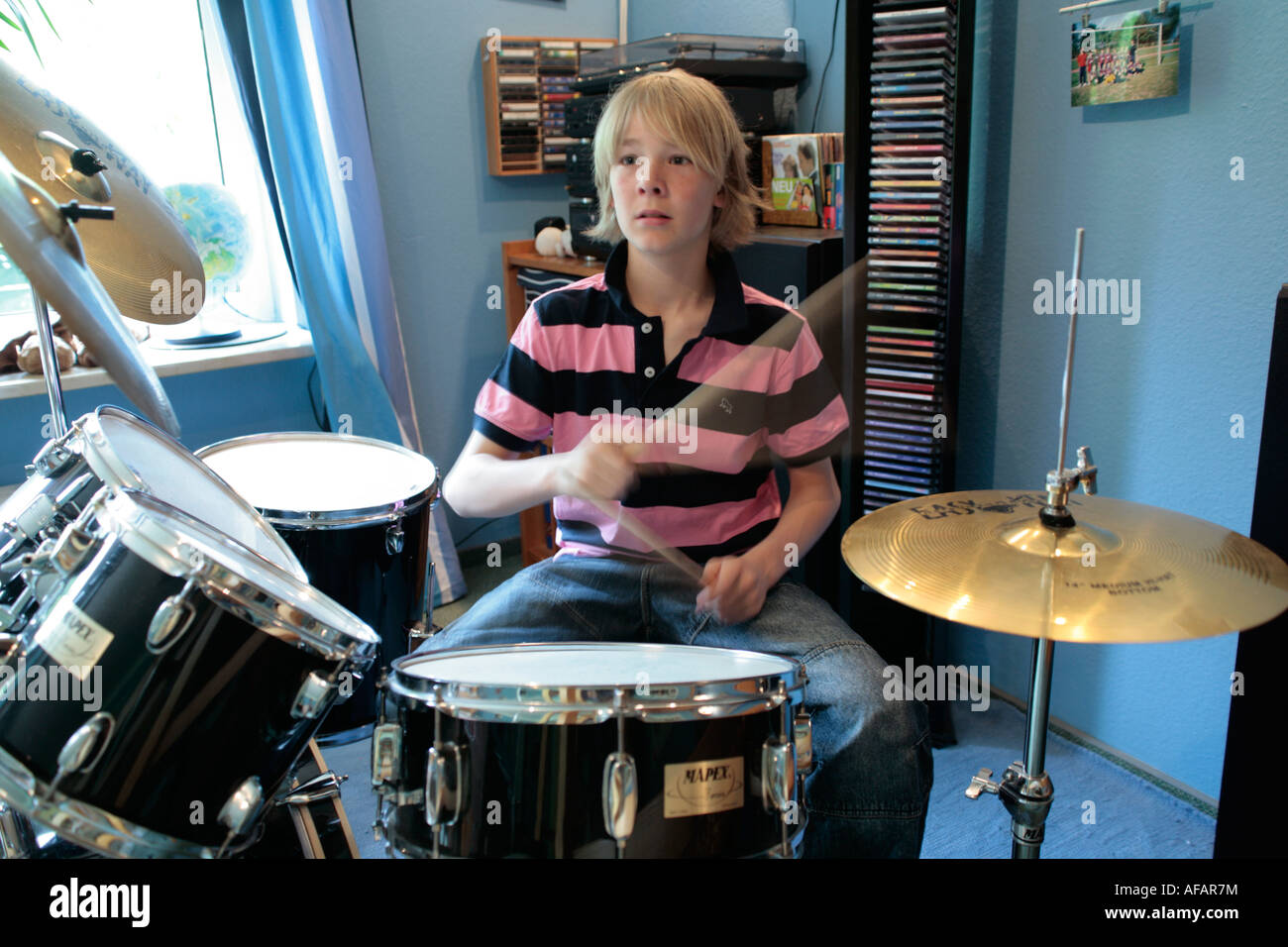 Play the drums hi-res stock photography and images - Alamy