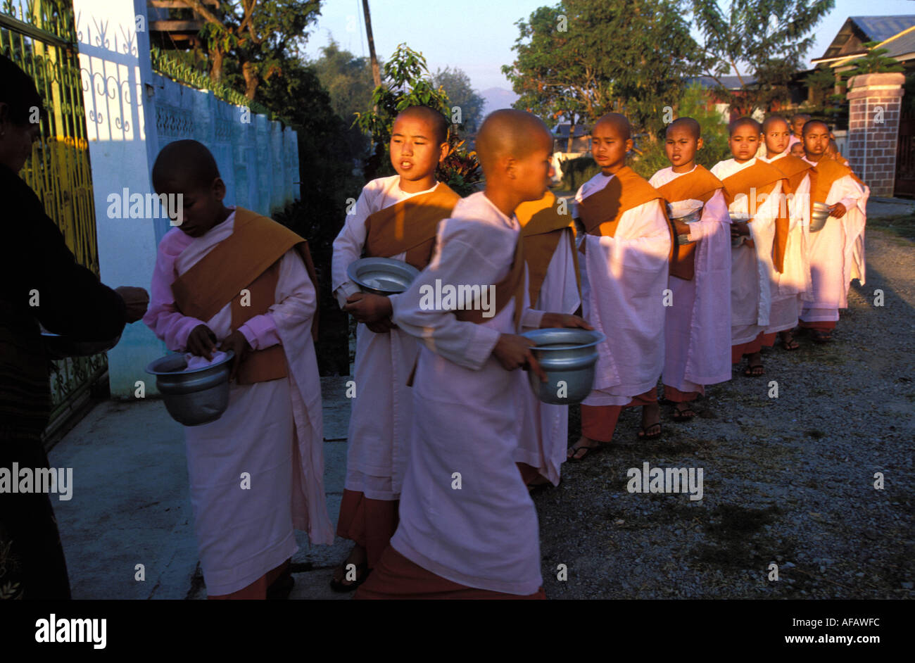 nuns collecting food in Inle Stock Photo - Alamy