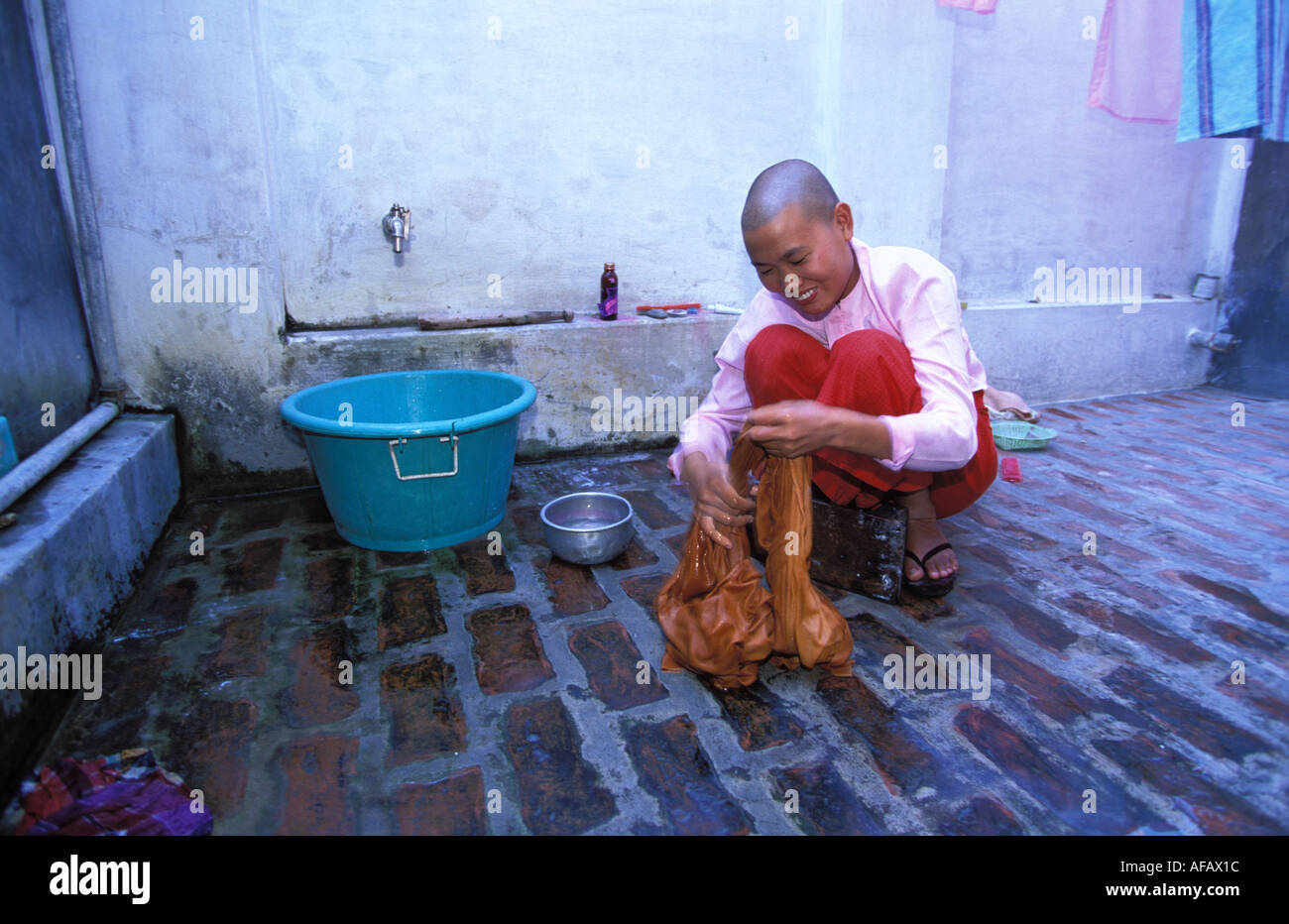 Sagaing Dahamasayi washing clothes Stock Photo - Alamy