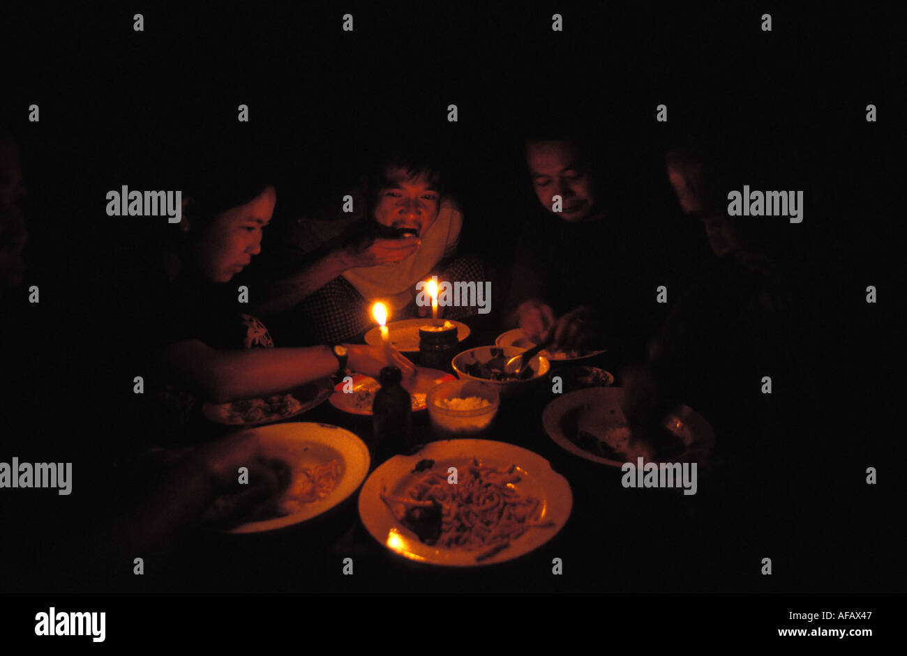 Family eating dinner by candlelight hi-res stock photography and images ...