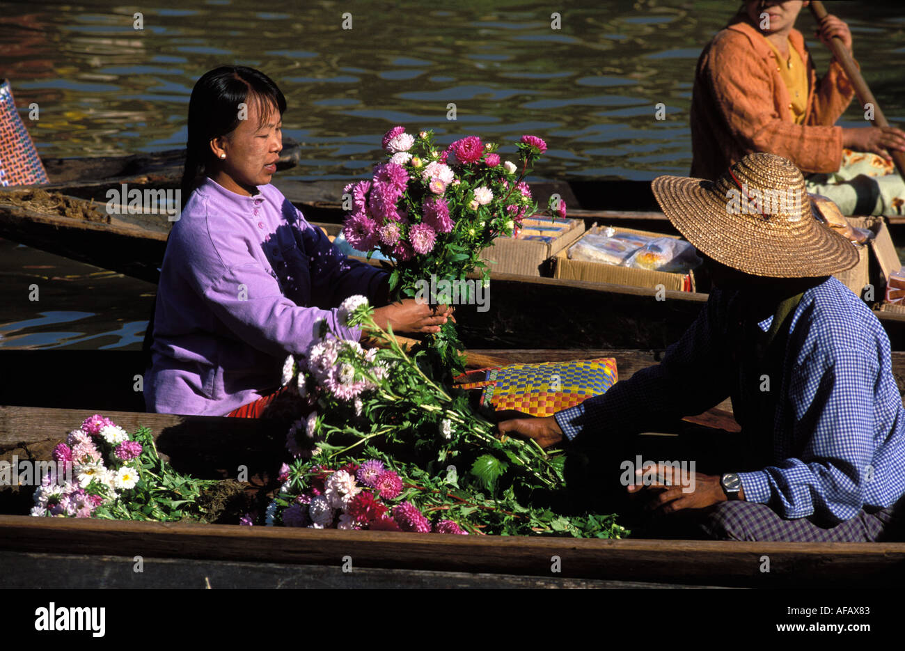 Inle lake floating market Stock Photo - Alamy