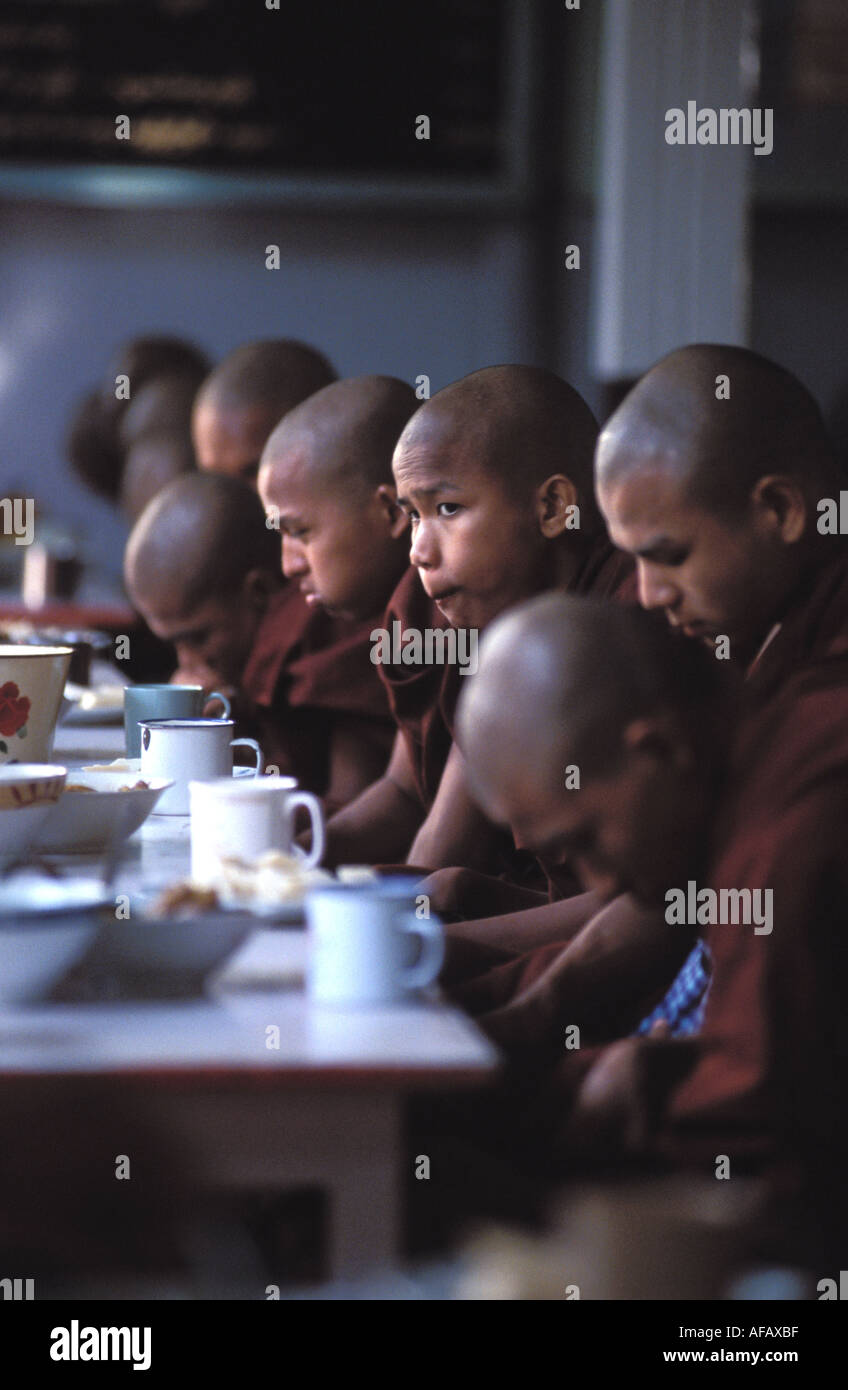 Mandalay buddhist monks having lunch Stock Photo - Alamy