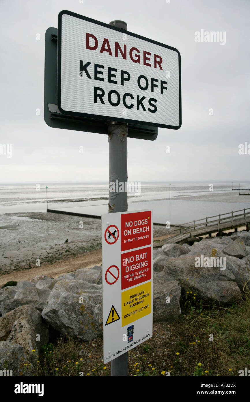 Keep off rocks warning sign hi-res stock photography and images - Alamy