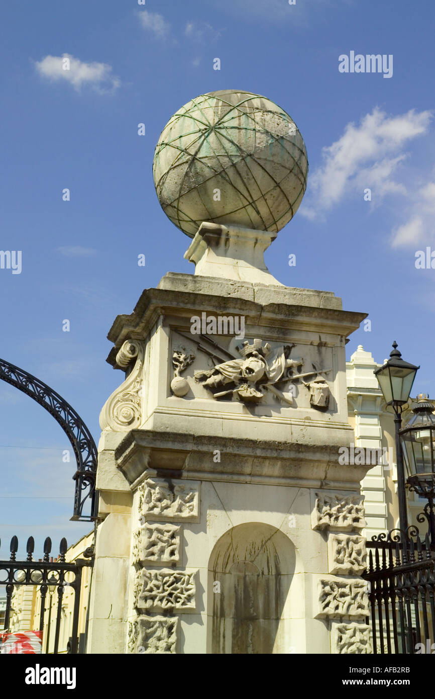 College entrance gate hi-res stock photography and images - Alamy
