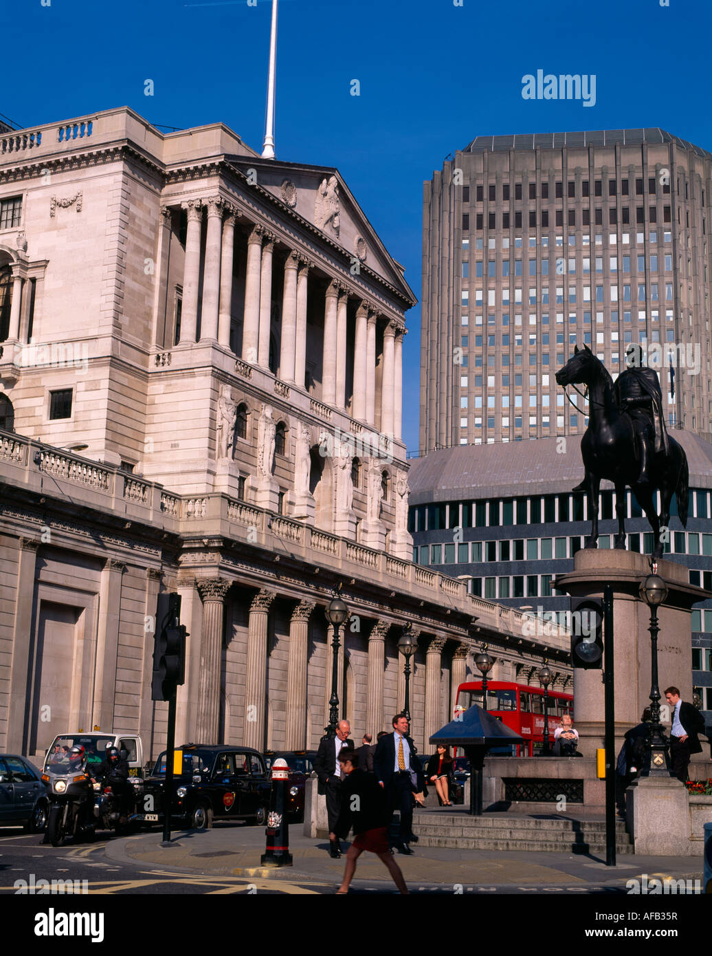 Bank england statue duke hi-res stock photography and images - Alamy