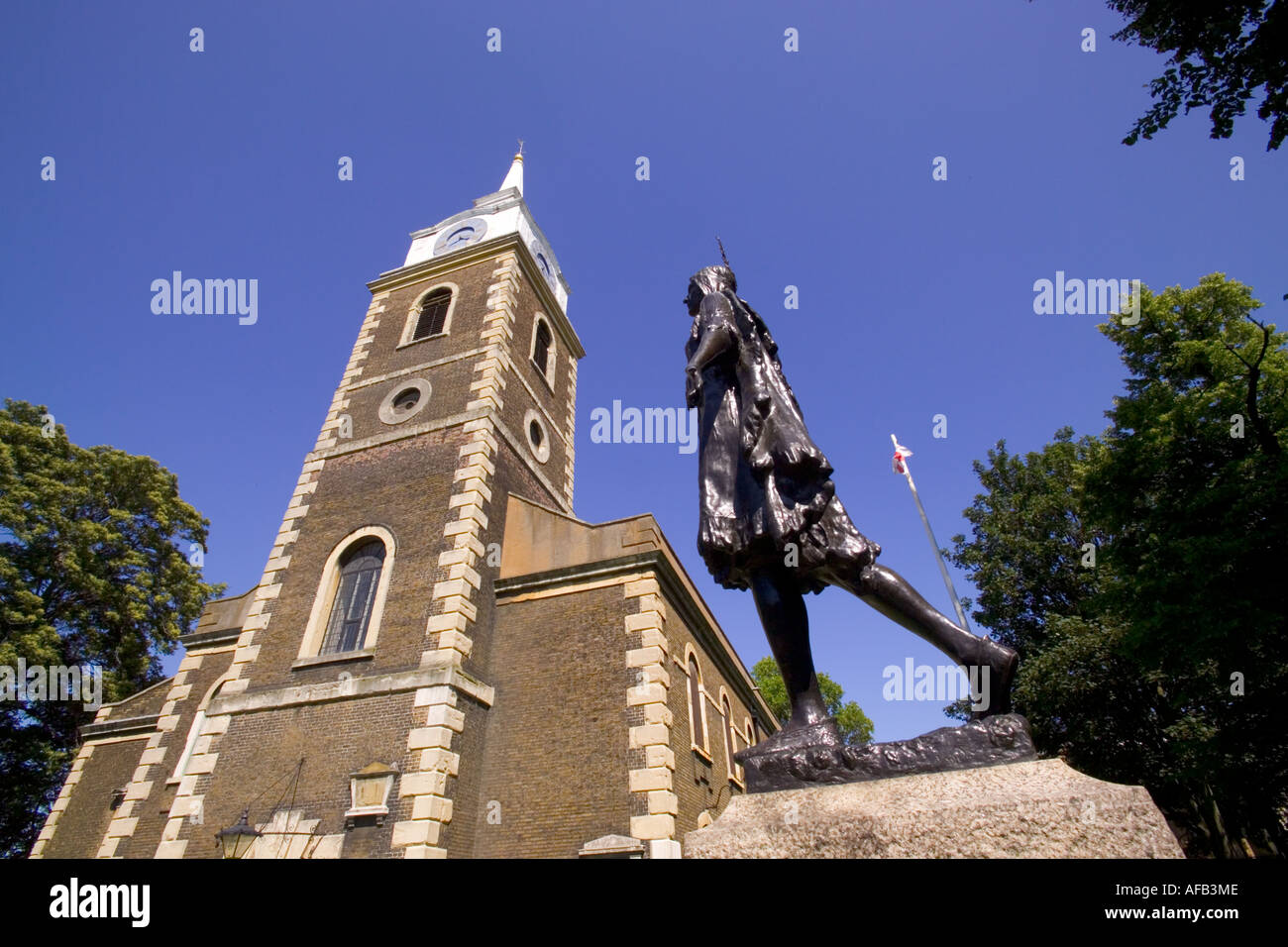 St Georges church Gravesend and the statue of Pocahontas Stock Photo ...