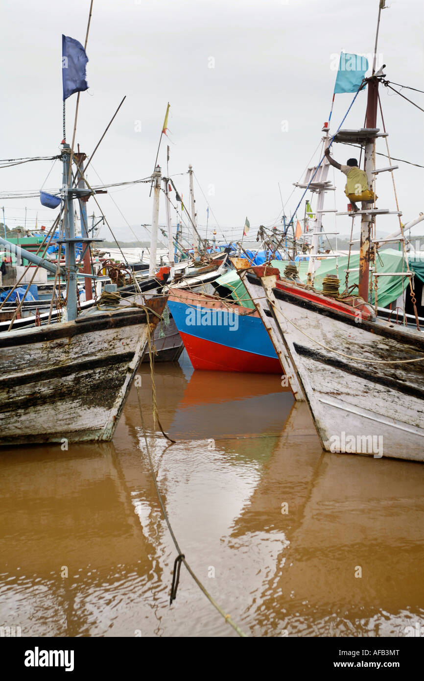 Fishing boats on mooring on Zuari River in Cortalim Marmugao district ...