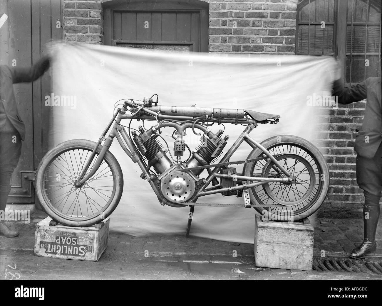 Racing brooklands Black and White Stock Photos & Images - Alamy