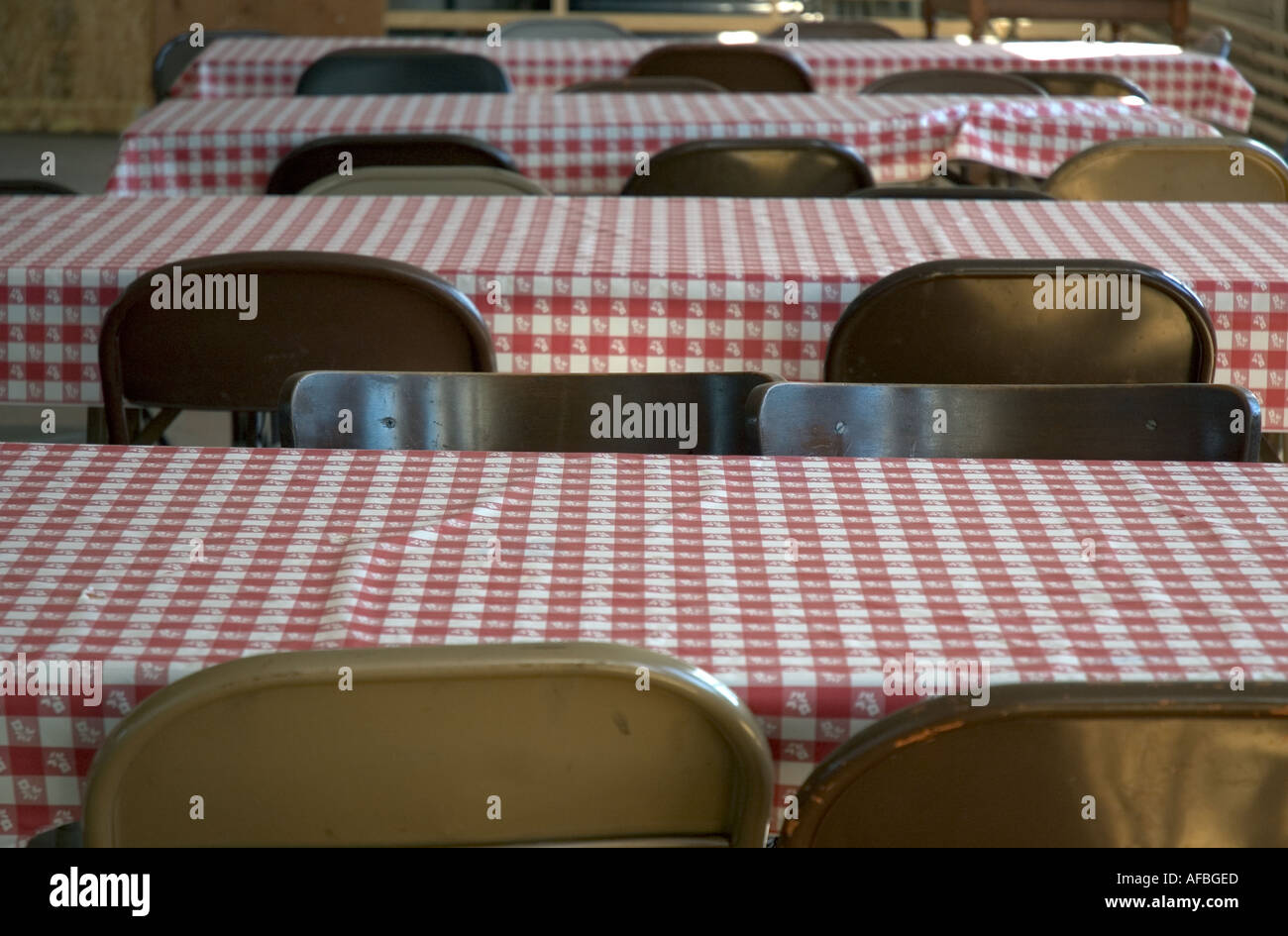 Bussing table hi-res stock photography and images - Alamy