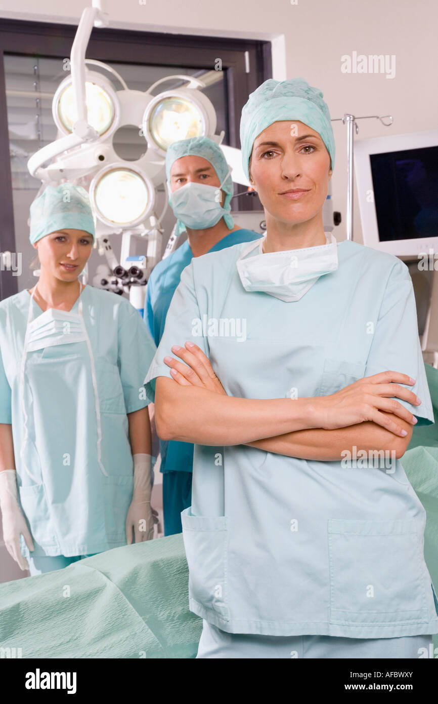 Surgery team in operating room Stock Photo - Alamy