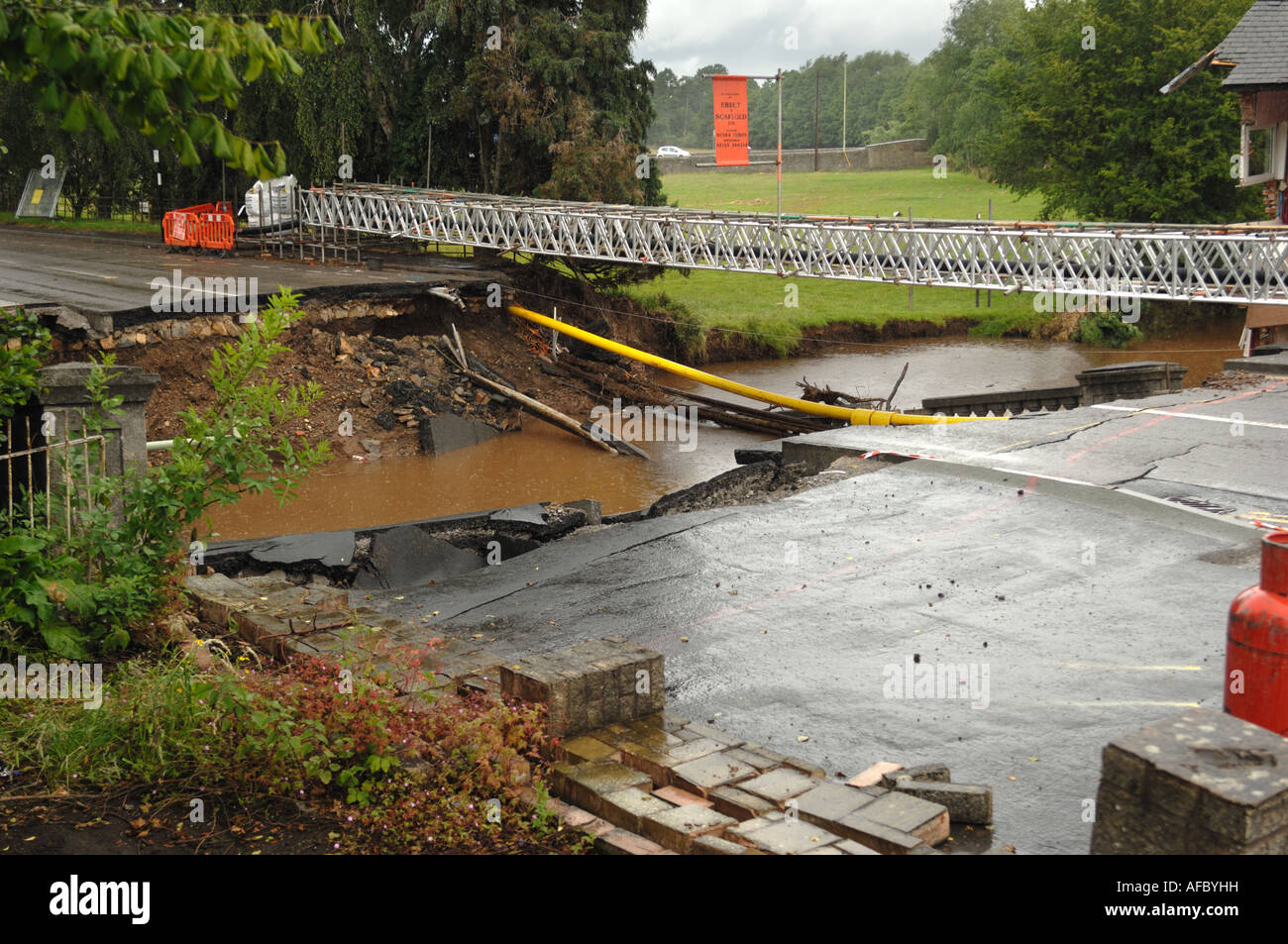 Collapsed bridge hi-res stock photography and images - Alamy