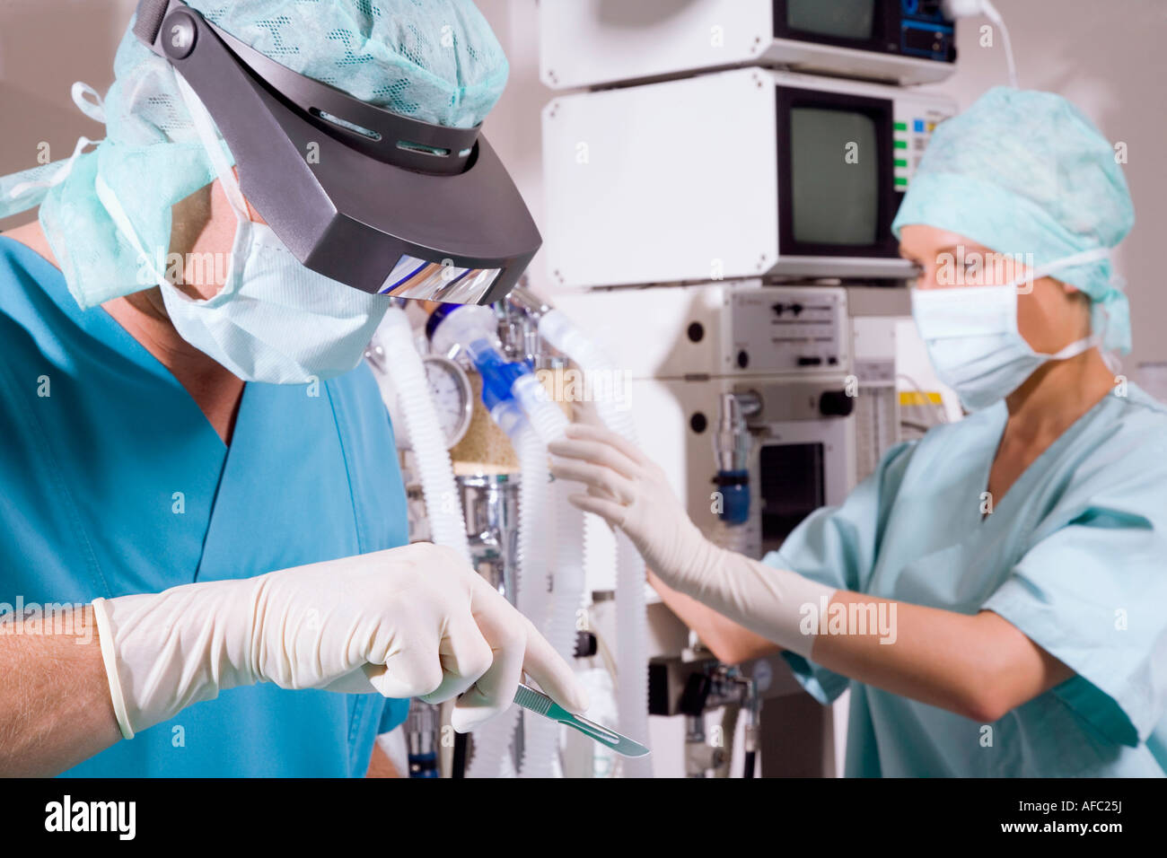 Surgeon in the operating room Stock Photo - Alamy