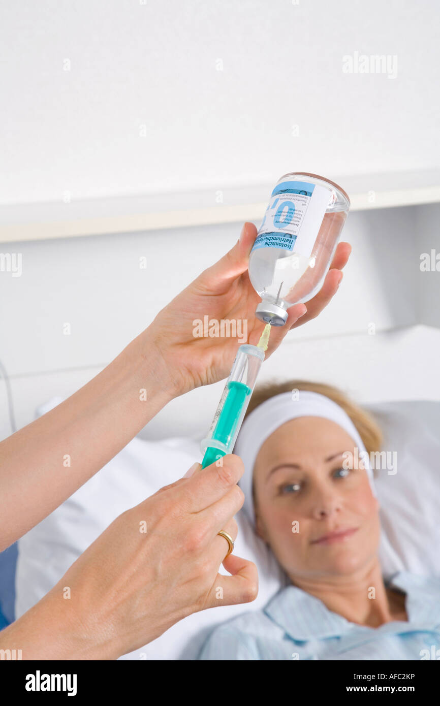 Nurse filling a Syringe Stock Photo - Alamy