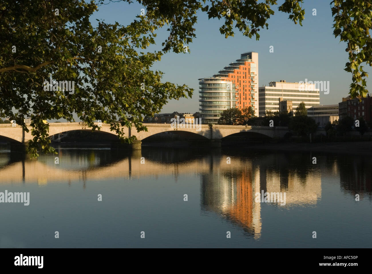 Putney bridge and the river thames hi-res stock photography and images ...