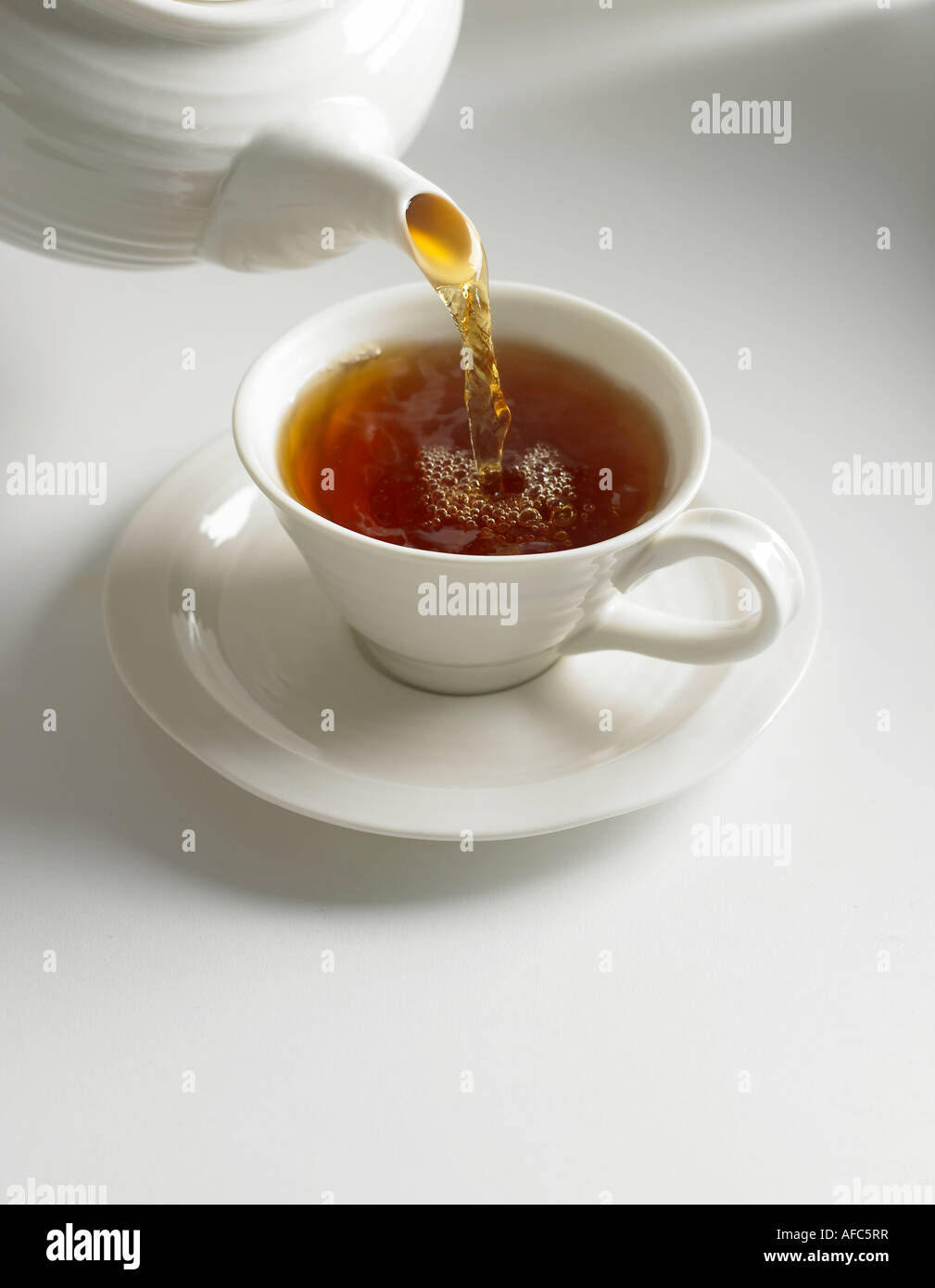 pouring a cup of tea Stock Photo - Alamy