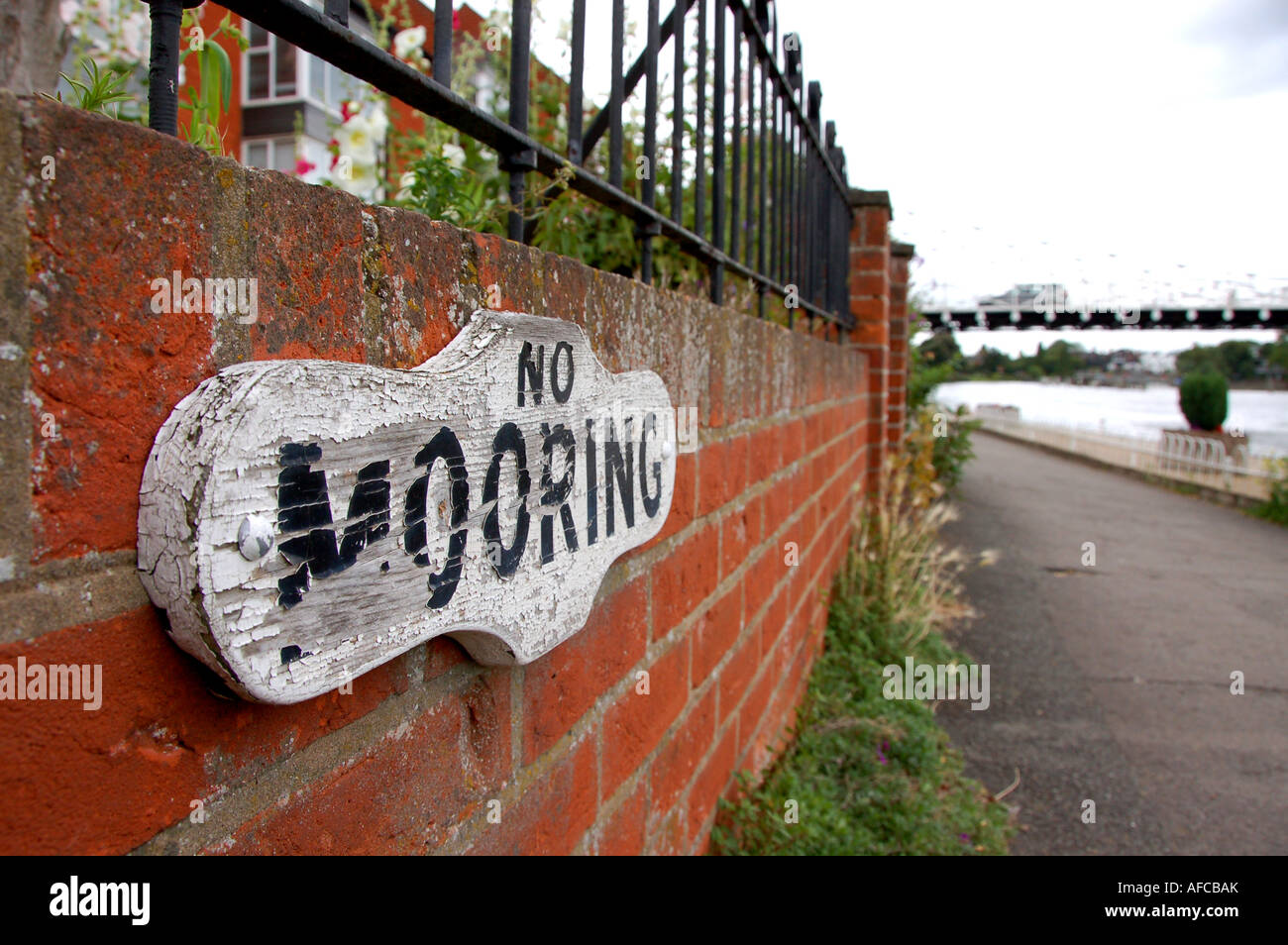 No mooring sign on Thames Path at Marlow Stock Photo - Alamy