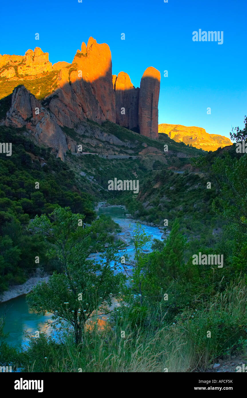 Vista de los Mallos de Riglos desde el Río Gállego. View Mallos Riglos ...