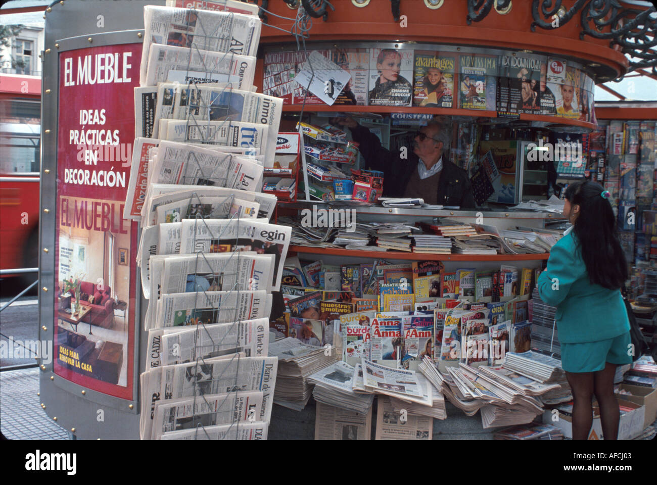 Magazine vendor hi-res stock photography and images - Alamy