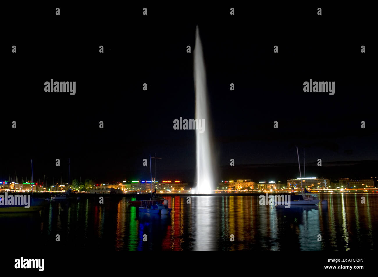 Jet d'Eau fountain in Geneve at night Stock Photo - Alamy