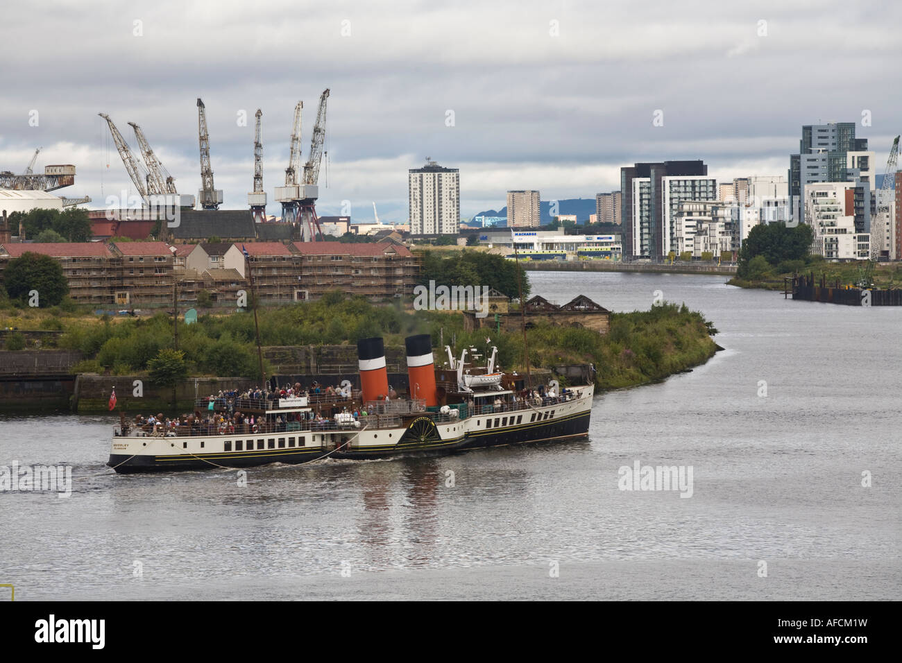 The Waverley Steamer sets sail down the River Clyde in Glasgow Stock ...