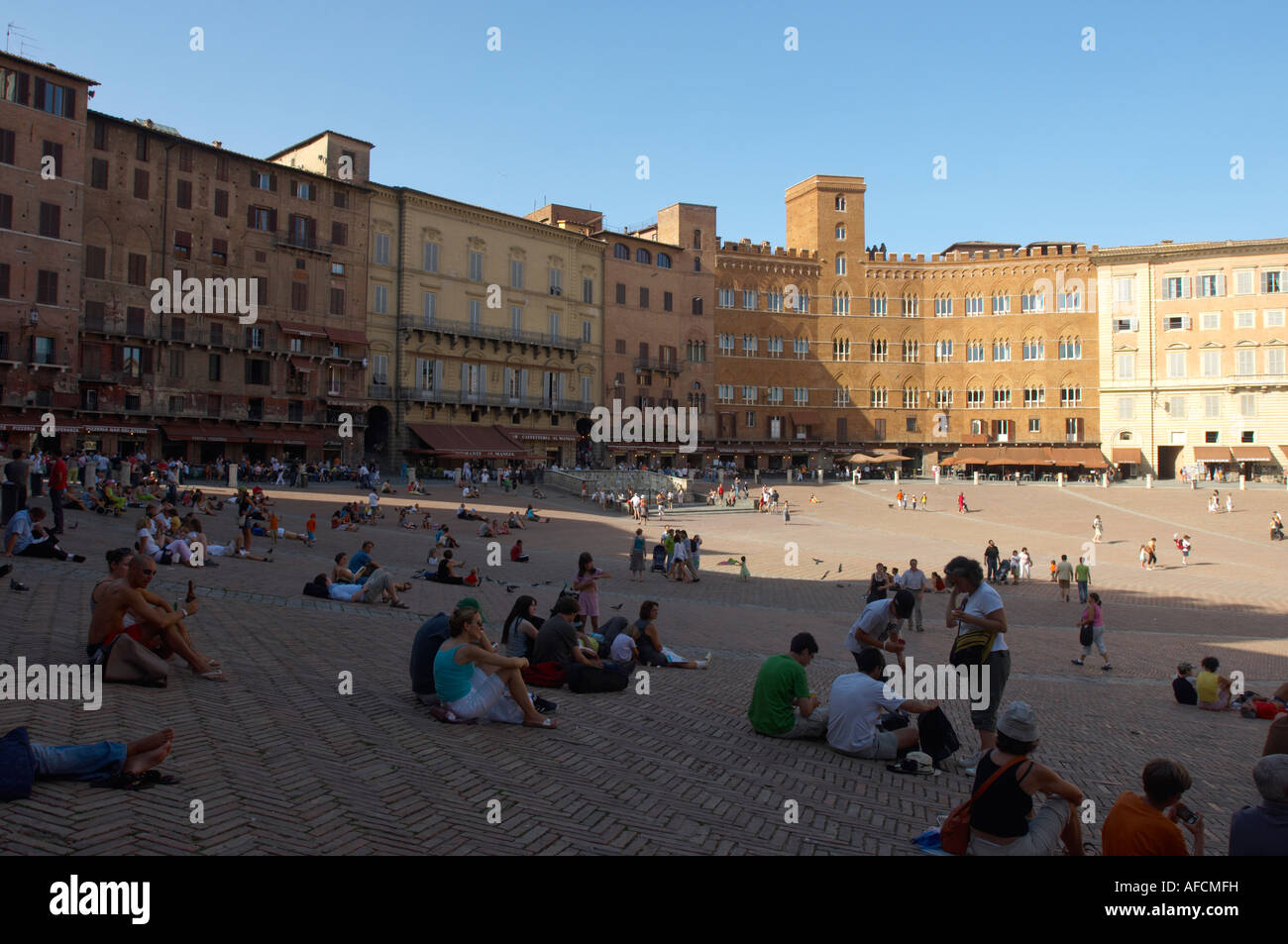 Il campo crowds hi-res stock photography and images - Alamy