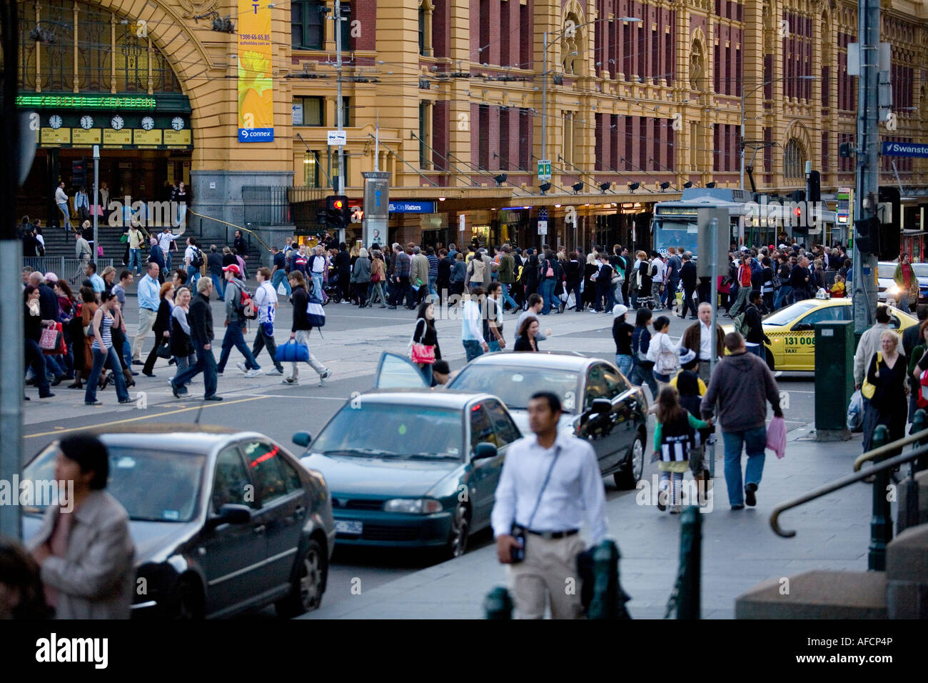 People walking in rush hour traffic in city Stock Photo - Alamy