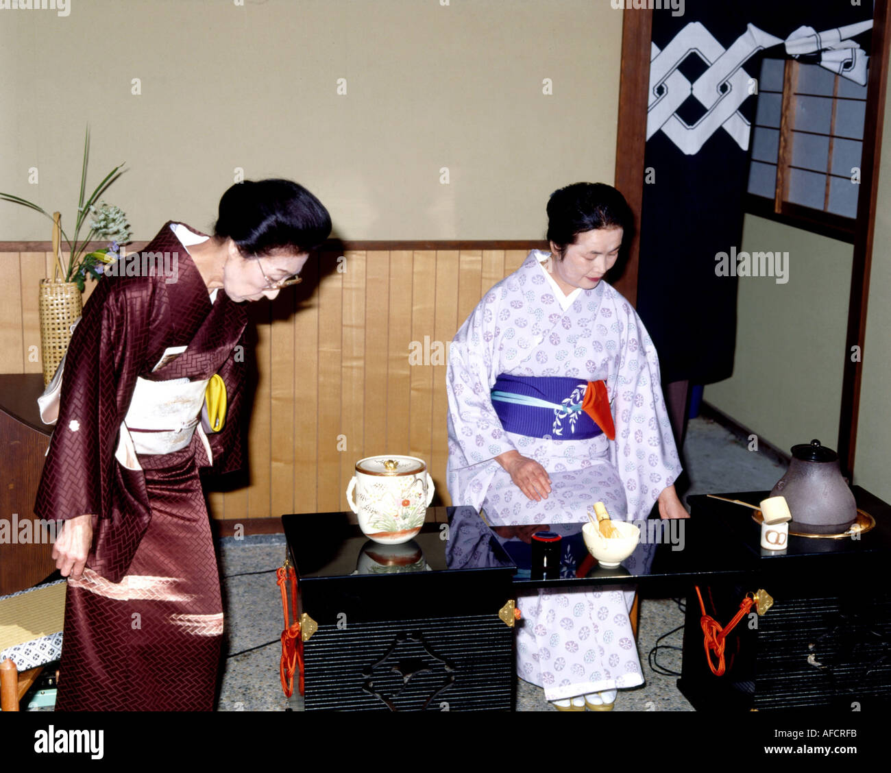 Japanese tea making ceremony hi-res stock photography and images - Alamy