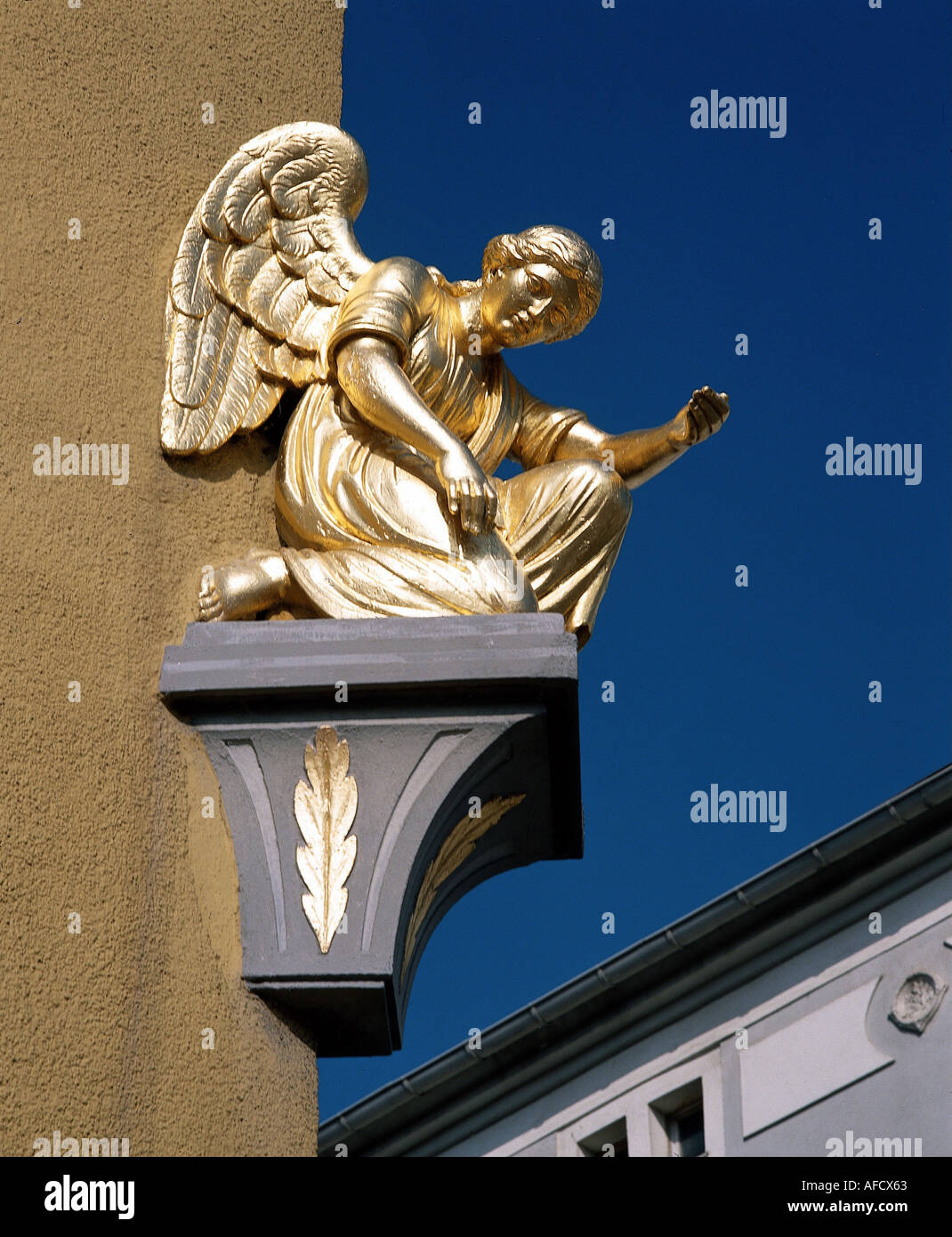 Gold angel statue hi-res stock photography and images - Alamy