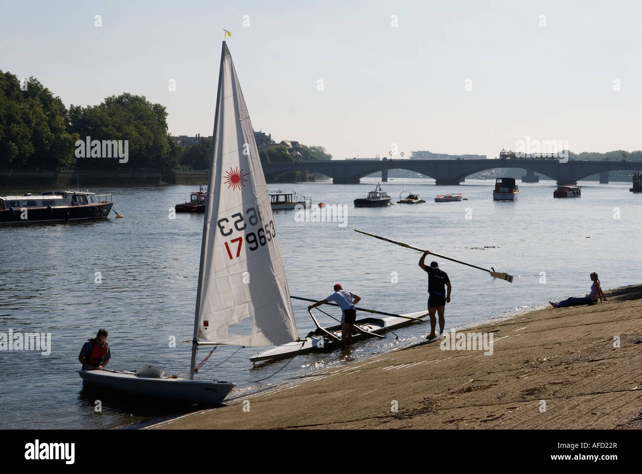 River Thames at Putney sailing boats and rowing boat. Putney bridge ...