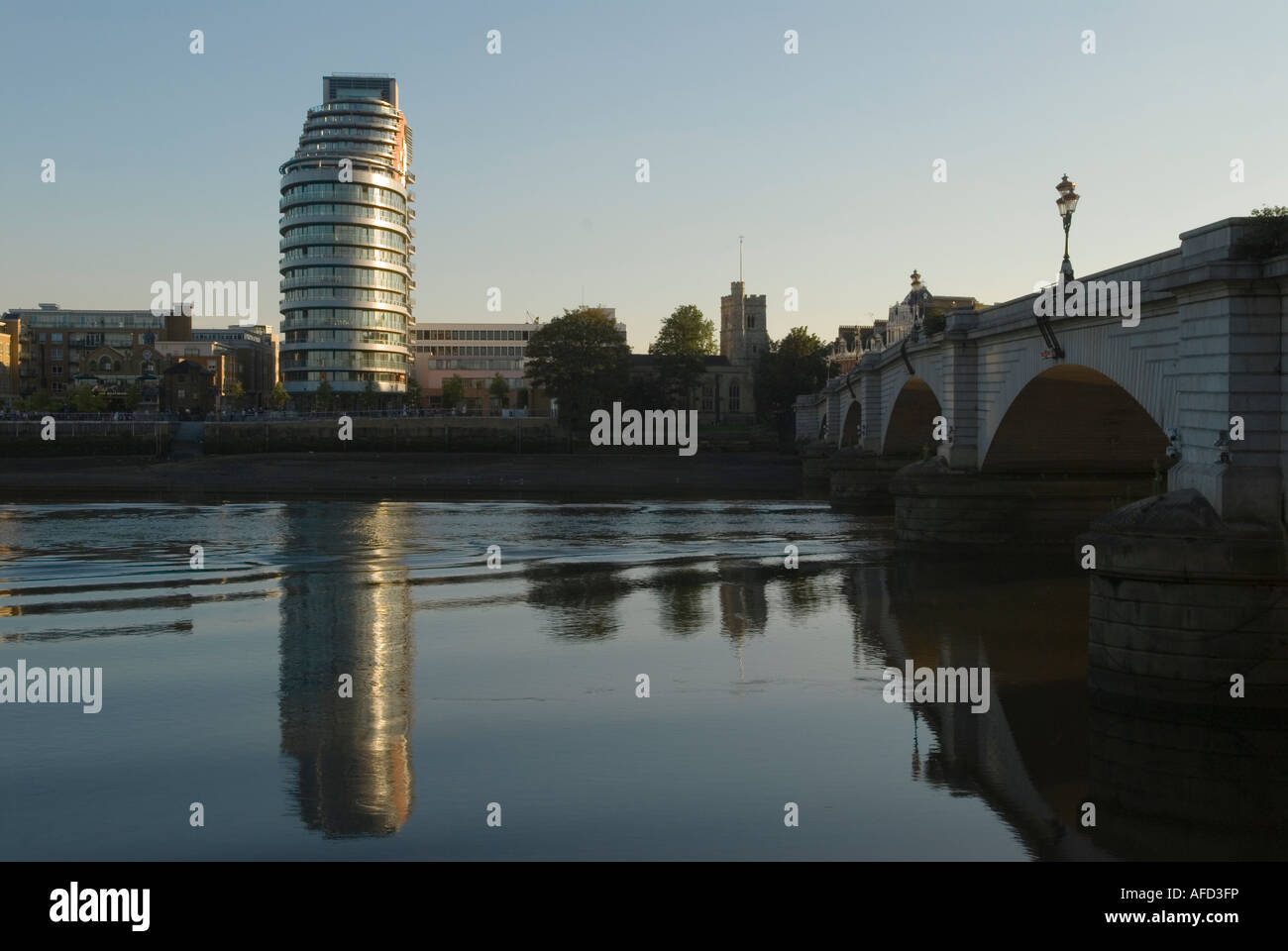 Putney bridge and the river thames hi-res stock photography and images ...