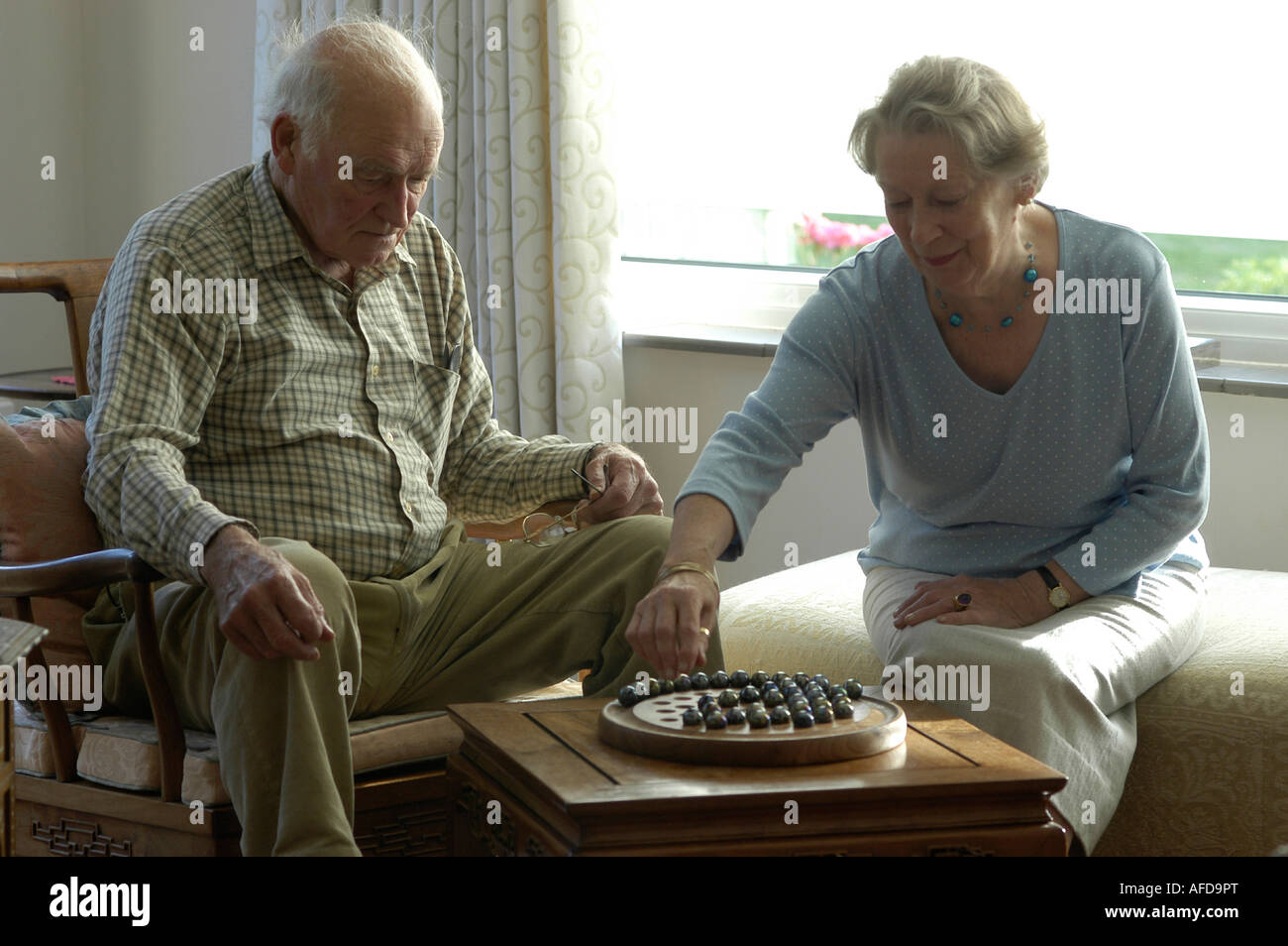 elderly couple playing solitaire Stock Photo - Alamy
