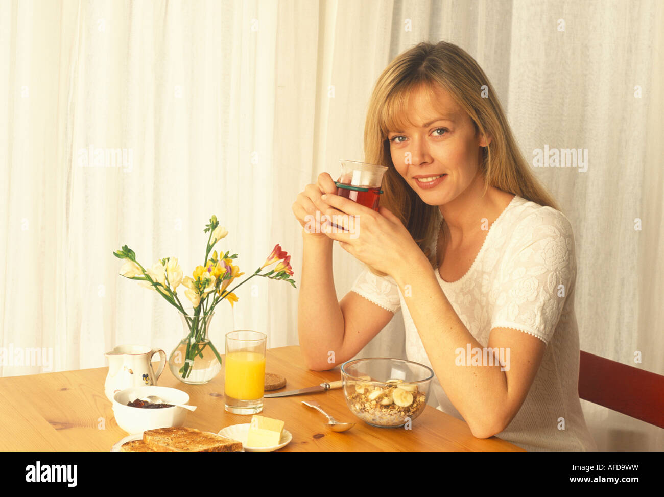 Woman eating breakfast healthy hi-res stock photography and images - Alamy
