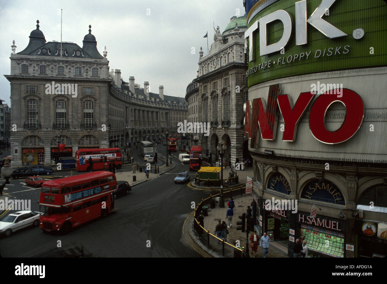 Tour bus piccadilly circus london hi-res stock photography and images ...