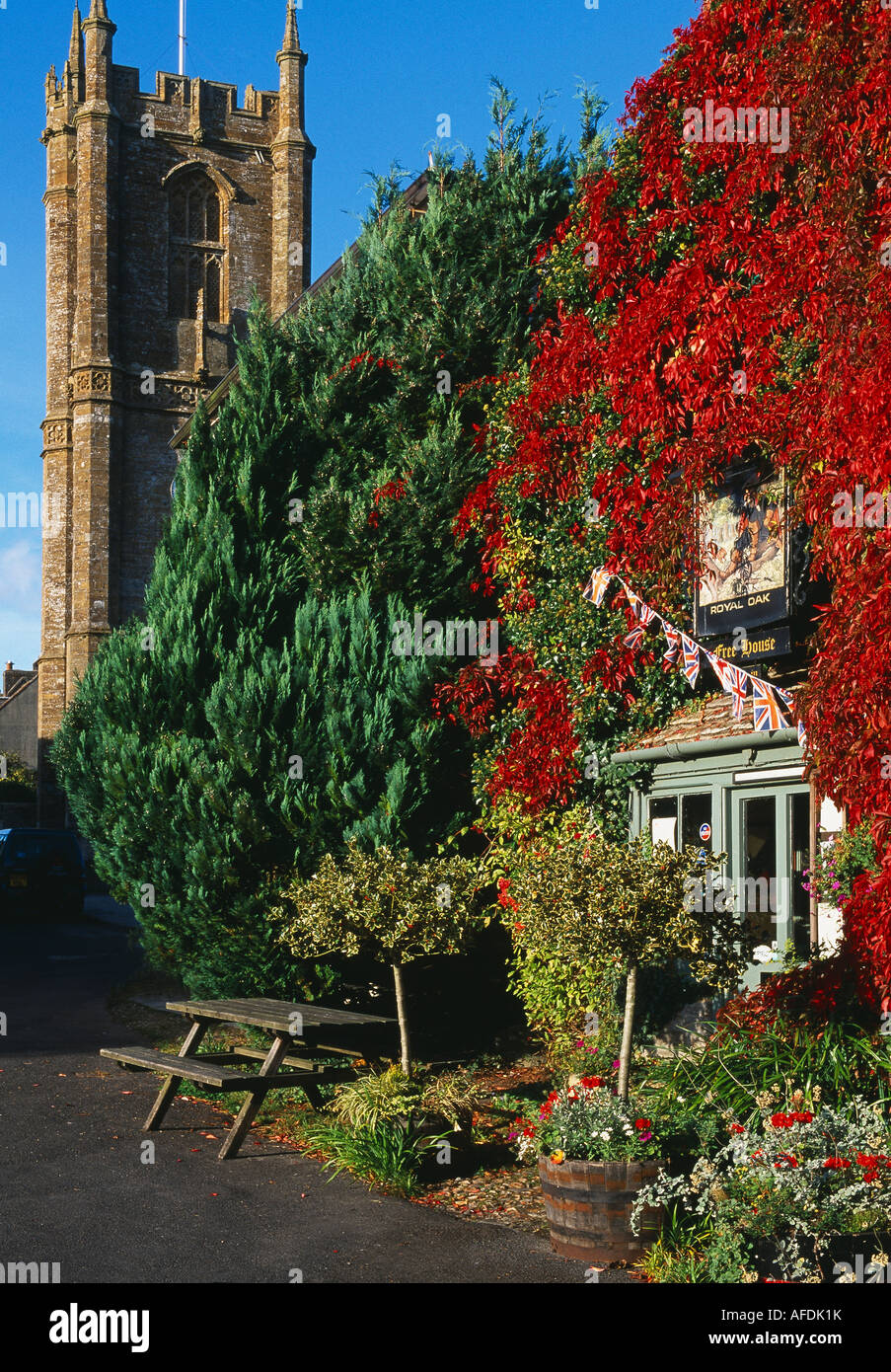 Facade traditional english pub hi-res stock photography and images - Alamy