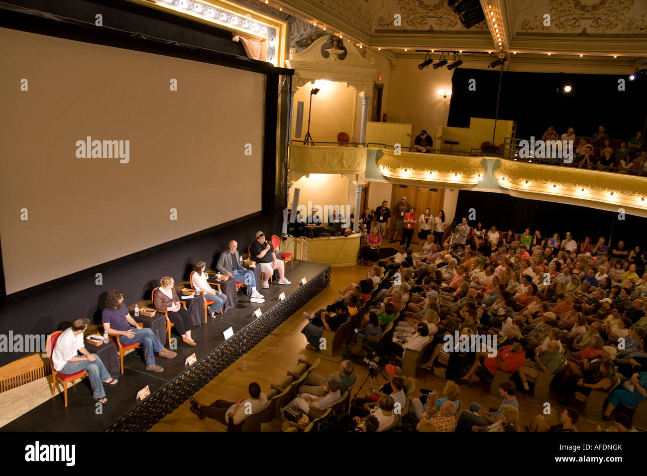 Traverse theatre stage hi-res stock photography and images - Alamy