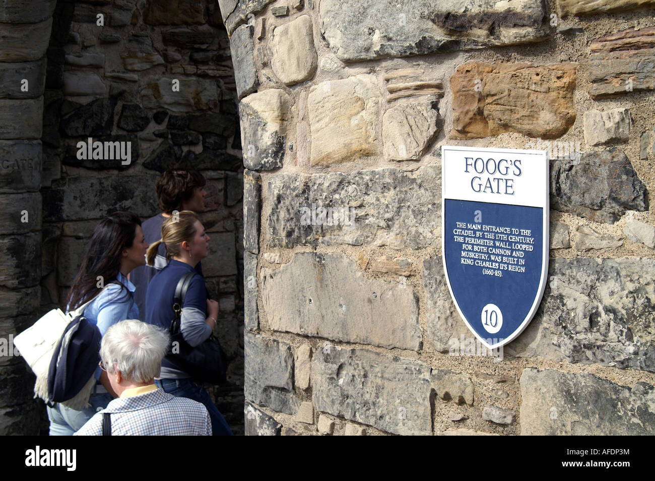 Foogs gate edinburgh castle hi-res stock photography and images - Alamy