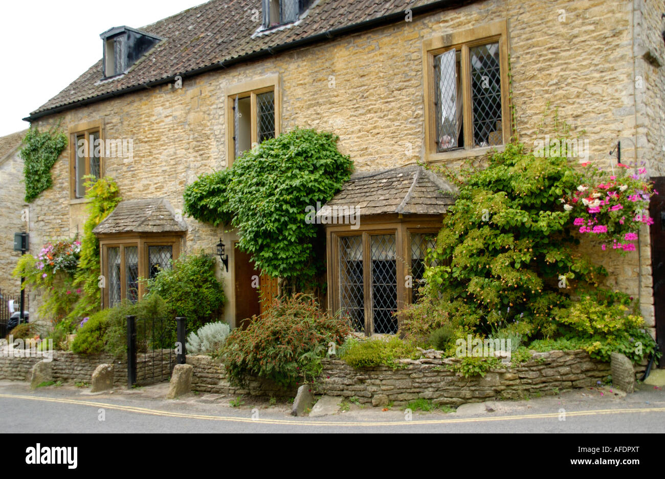 Cotswold detached house home hi-res stock photography and images - Alamy