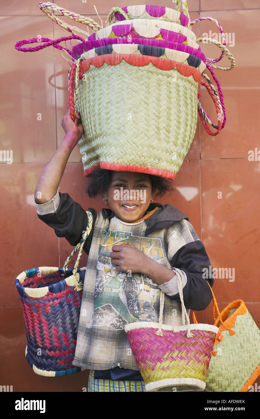 Girl carrying basket on head hi-res stock photography and images - Alamy