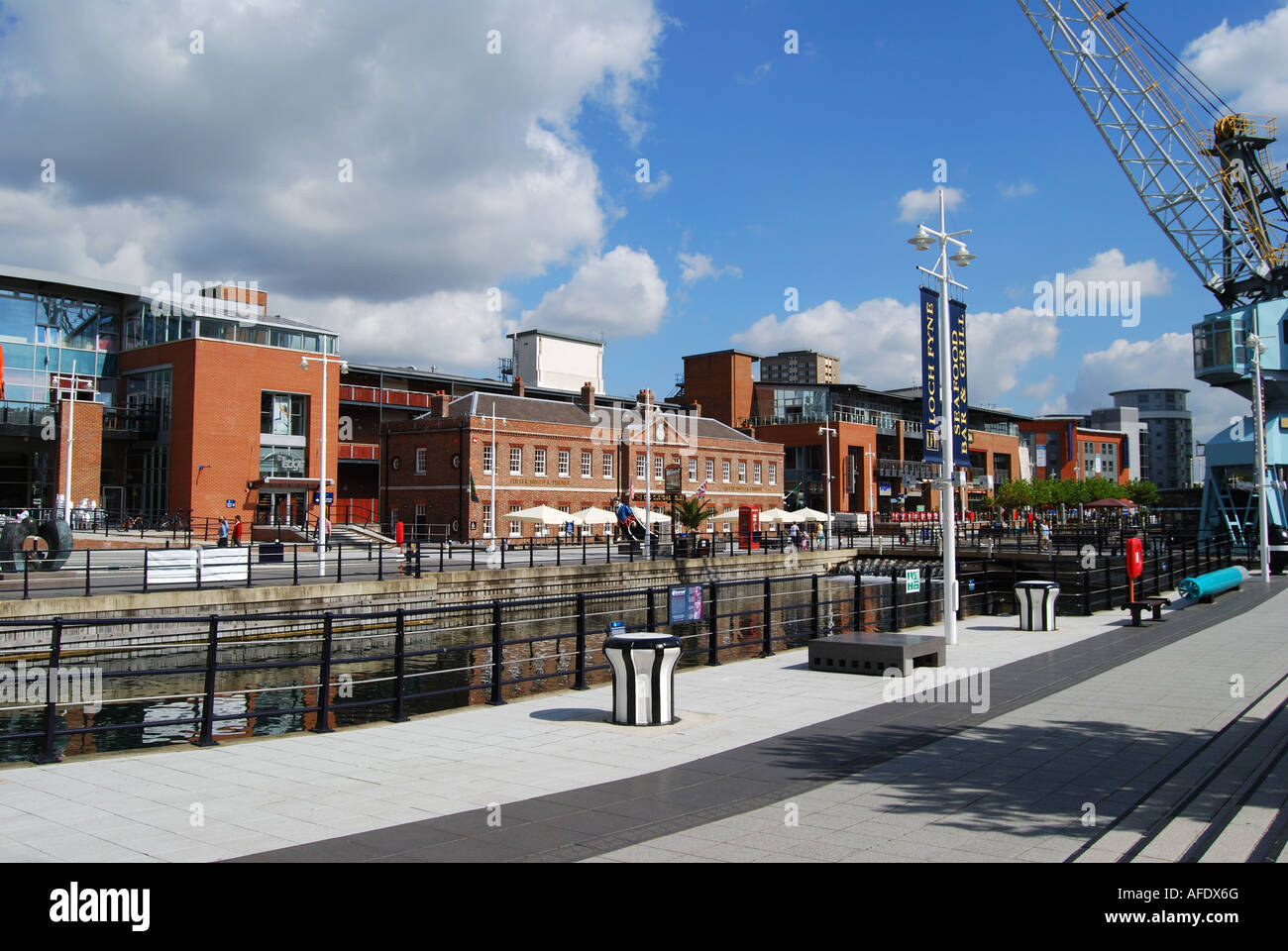 Quayside restaurants and bars, Gunwharf Quays, Portsmouth, Hampshire ...