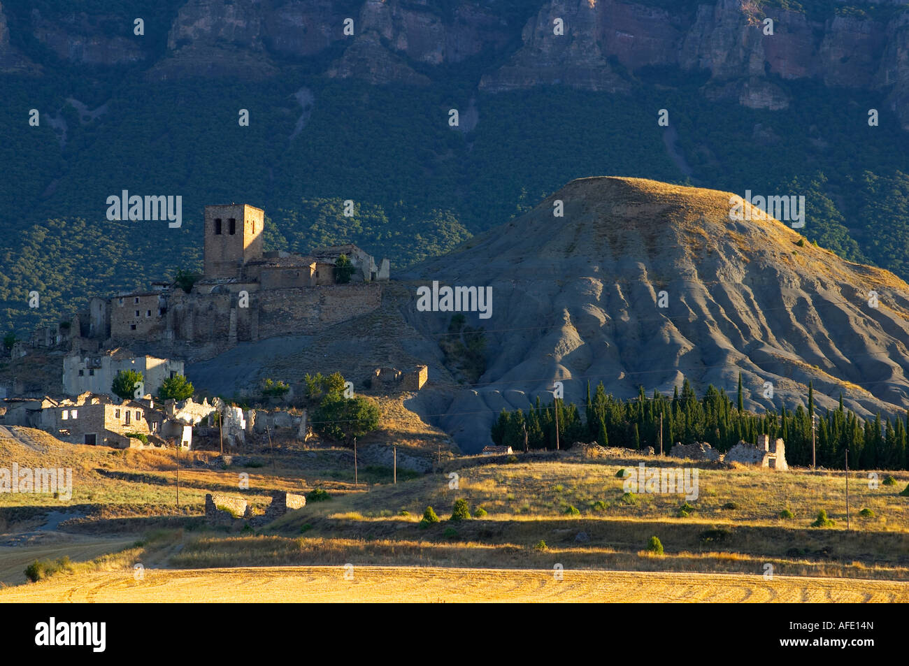 Vistas del pueblo abandonado de Esco.Embalse Yesa,España.Views of the ...