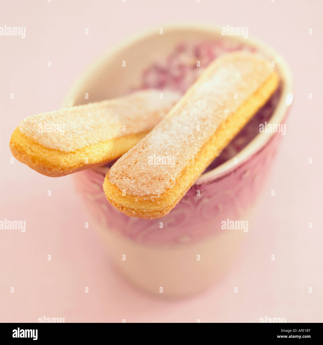 Sponge fingers hi-res stock photography and images - Alamy
