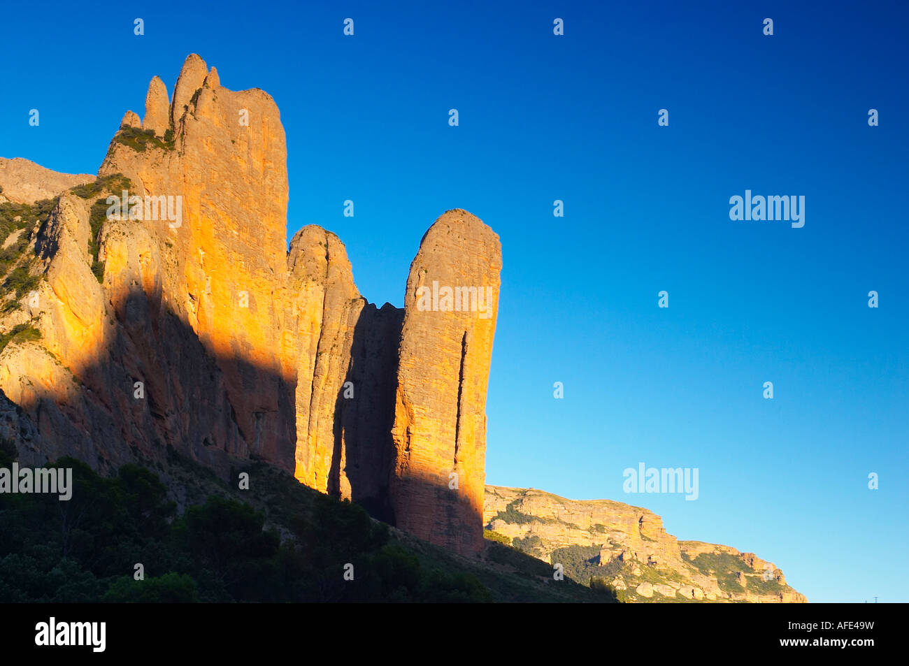 Vista de los Mallos de Riglos desde el Río Gállego. View Mallos Riglos ...