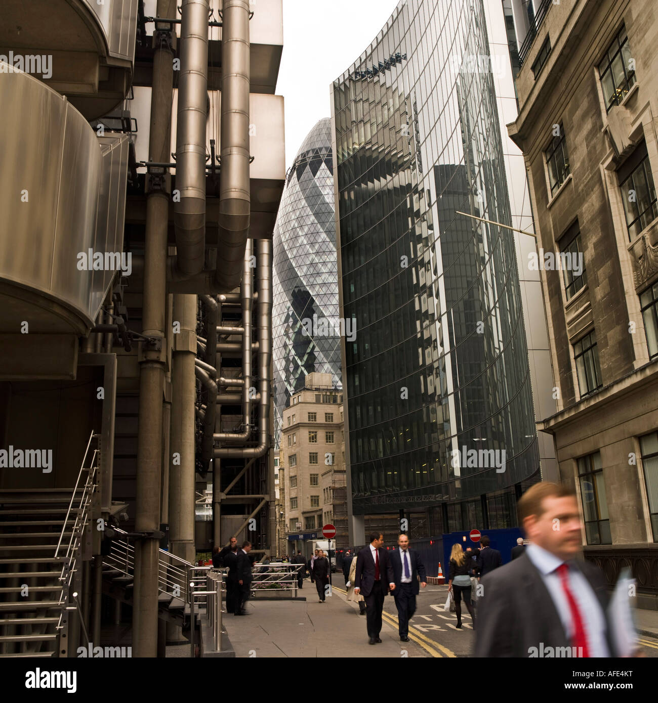 Smart business people walking london hi-res stock photography and ...