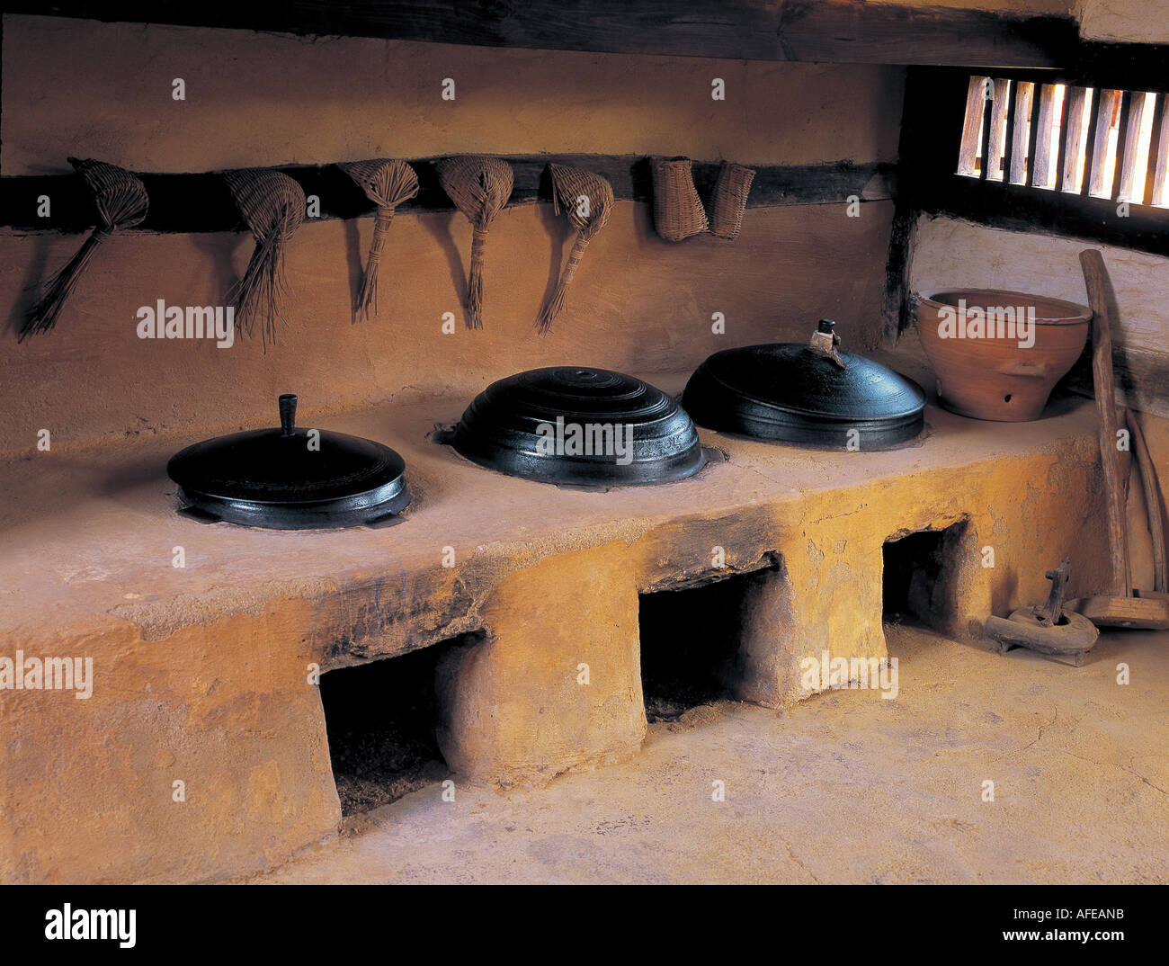 Traditional korean fireplace hi-res stock photography and images - Alamy