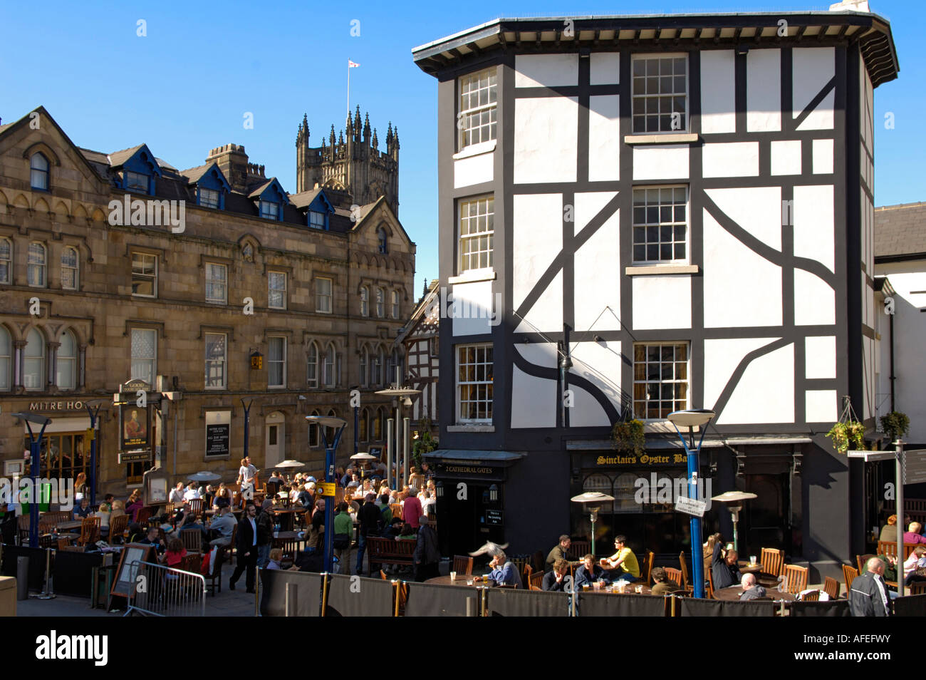 Sinclair's Oyster Bar on Cathedral Street Manchester Stock Photo - Alamy