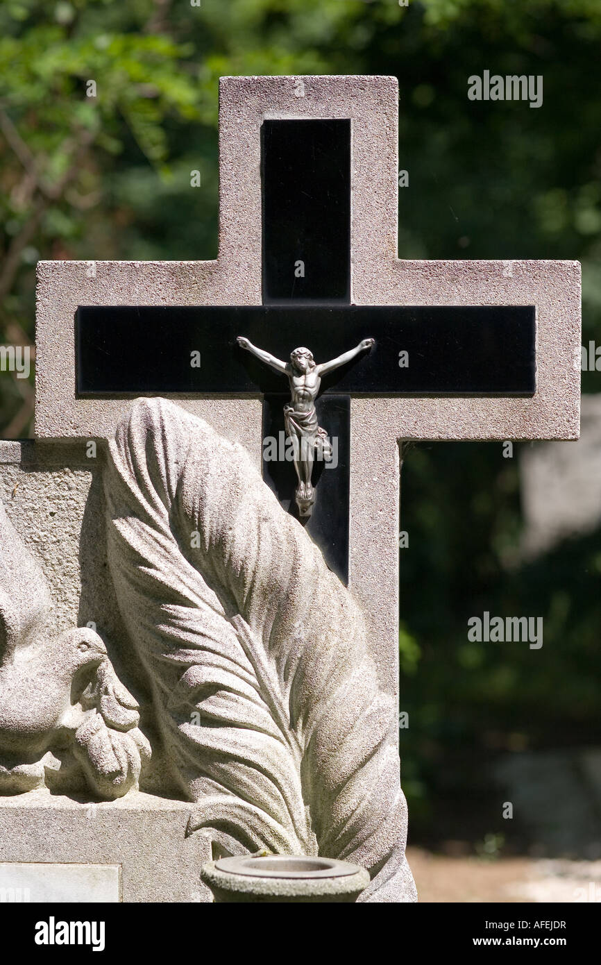 tombstone with cross in the graveyard Stock Photo - Alamy
