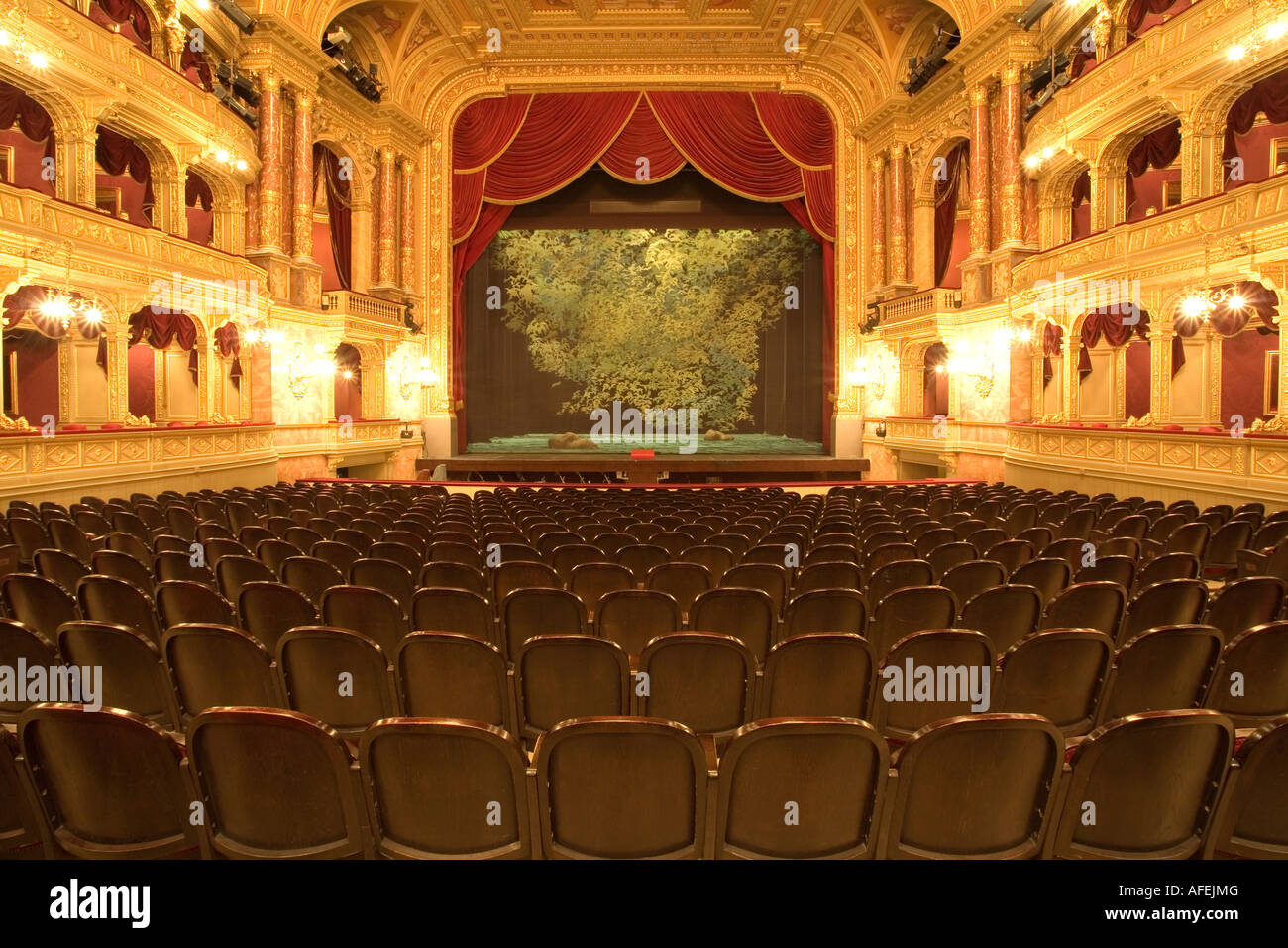 Opera audience audience inside hi-res stock photography and images - Alamy